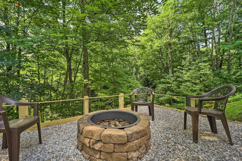 10 Mi To Grandfather Mountain: 'Wolfe Creek Cabin' - Roan Mountain, TN