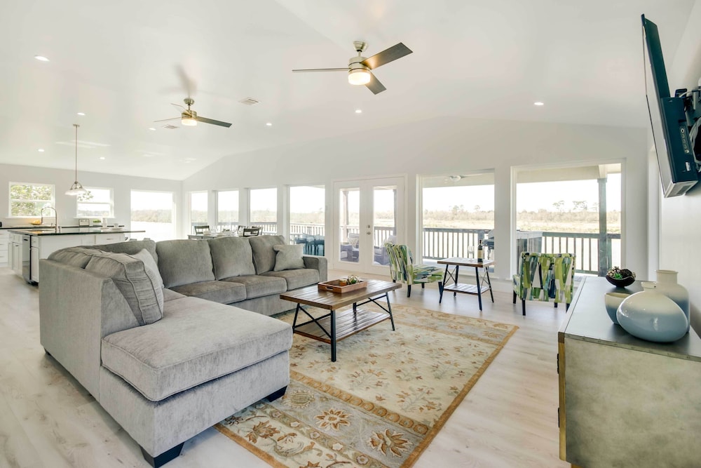 Spacious San Jacinto River Home W/ Waterfront Deck - Baytown, TX