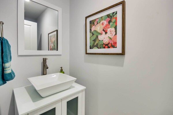 Spacious San Jacinto River Home W/ Waterfront Deck - Baytown, TX