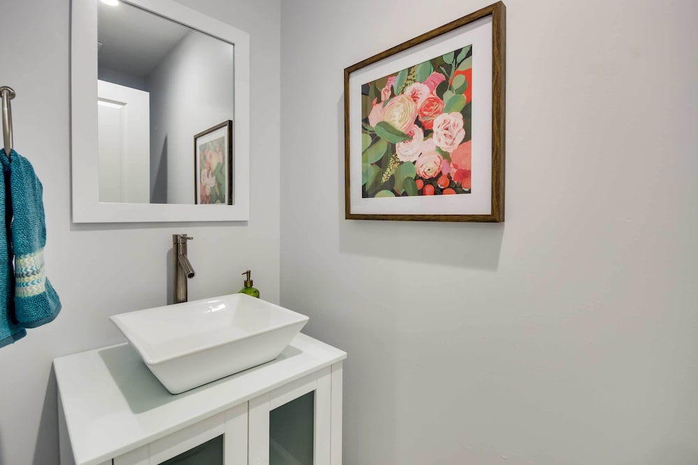 Spacious San Jacinto River Home W/ Waterfront Deck - Baytown, TX