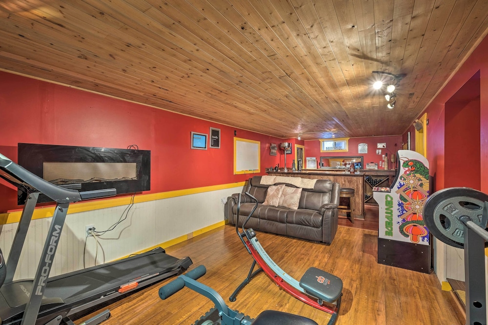 Stylish Suburban Getaway, 10 Miles To Royal Mtn! - Gloversville, NY