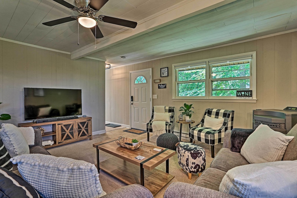 Deck & Gas Grill: Modern East Stroudsburg Home! - Silver Lake, Blairstown