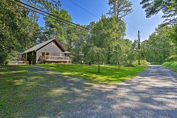 Deck & Gas Grill: Modern East Stroudsburg Home! - Bushkill, PA