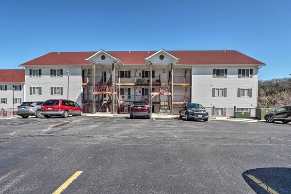 Relax Poolside! 'Serenity At The Lake' In Ozarks - Camdenton, MO