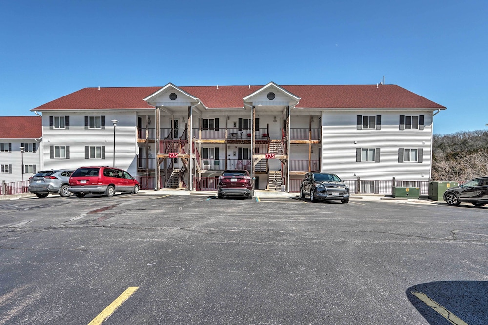 Lakefront Missouri Condo W/ Pool Access & Balcony - Ha Ha Tonka State Park, Camdenton