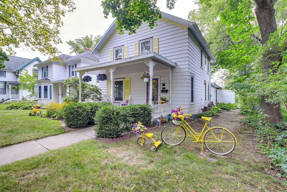 Historic Home W/ Sunroom - 5 Mi To Lambeau Field! - Green Bay, WI