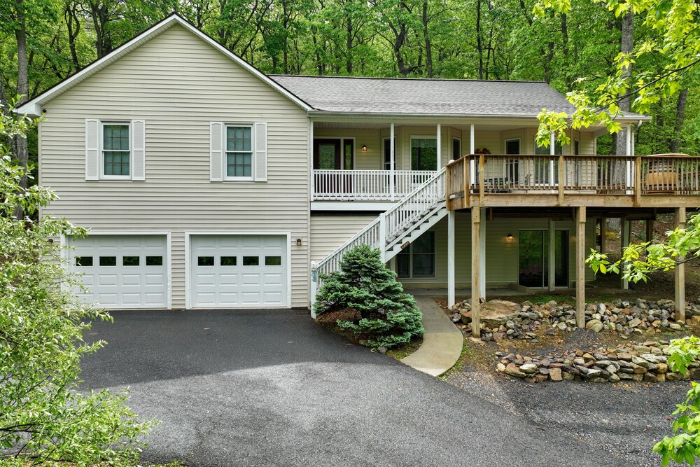 17-seat Theater, Hot Tub & Game Room: Ideal Home! - Massanutten, VA