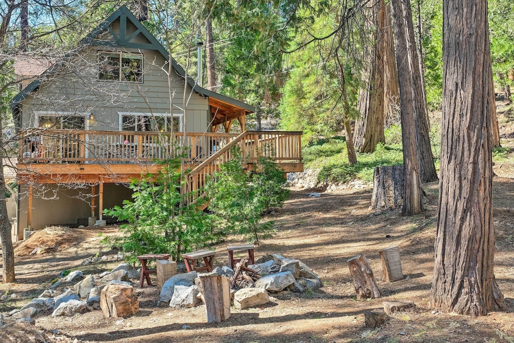 Game Room & Deck: Oso Cozy Cabin In Arnold! - Murphys, CA