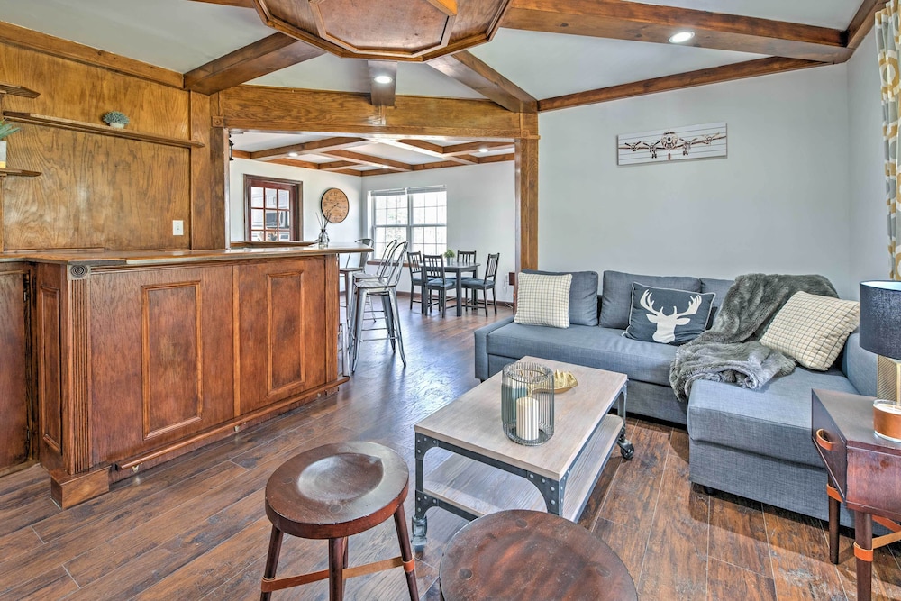 Tannersville House: Bar & Deck, 2 Mi To Ski Resort - Mount Pocono, PA