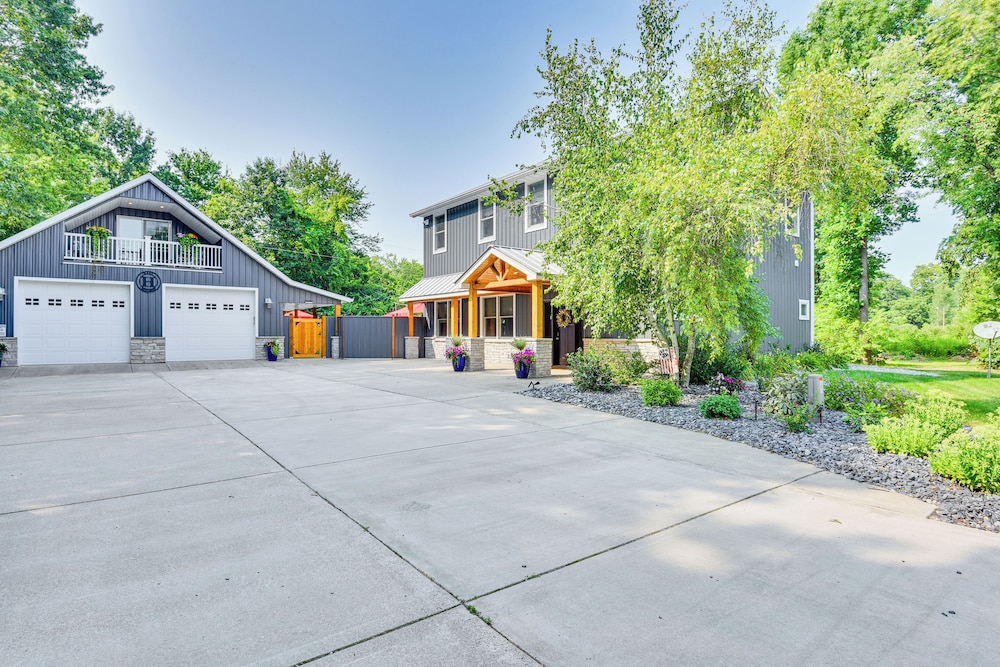 Benton Harbor Apt W/ Balcony + Fire Pit - Benton Harbor, MI