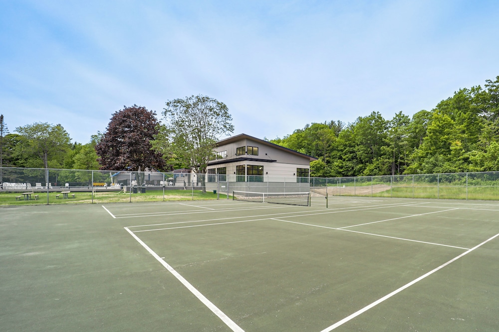 Harbor Springs Condo W/ Fireplace Near Skiing! - Petoskey State Park, MI