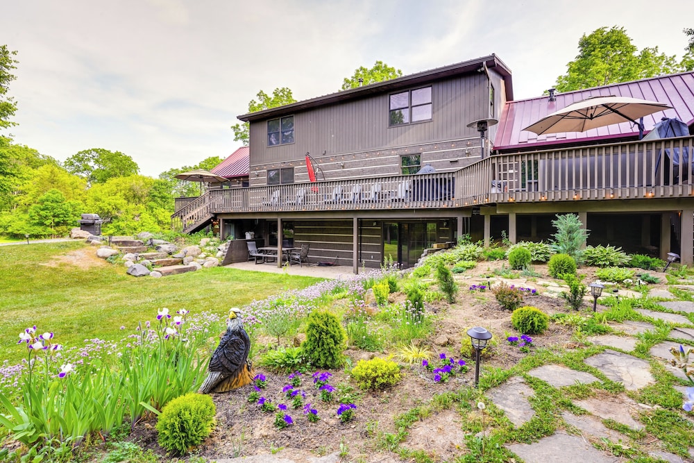 Custom-built Clarklake Cabin: Sauna & Cold Plunge! - Faster Horses