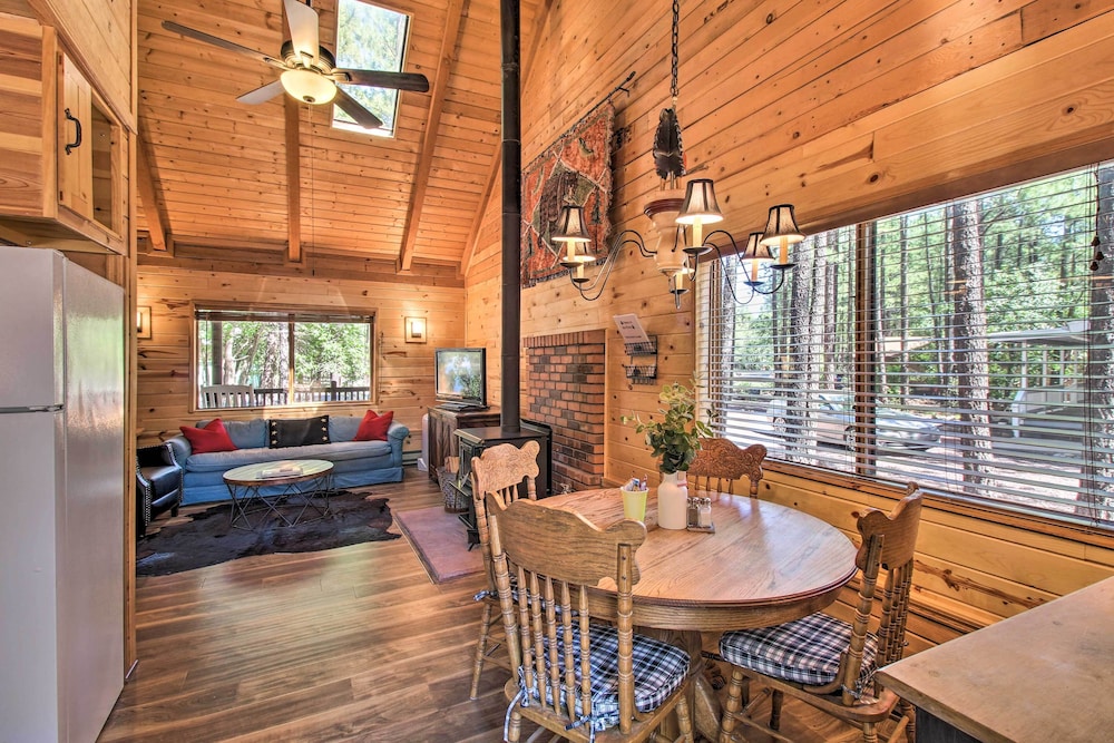 Pinetop-lakeside Cabin W/ Deck: Hike, Ski & Golf - Arizona