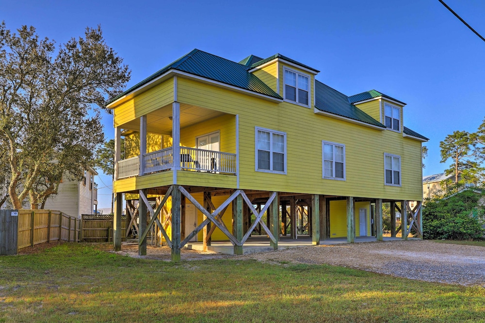 Orange Beach Family Duplex W/ Deck < 1 Mi To Shore - Orange Beach, AL