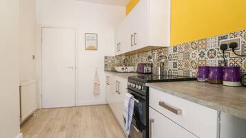 Geladeira, chaleira elétrica, torradeira