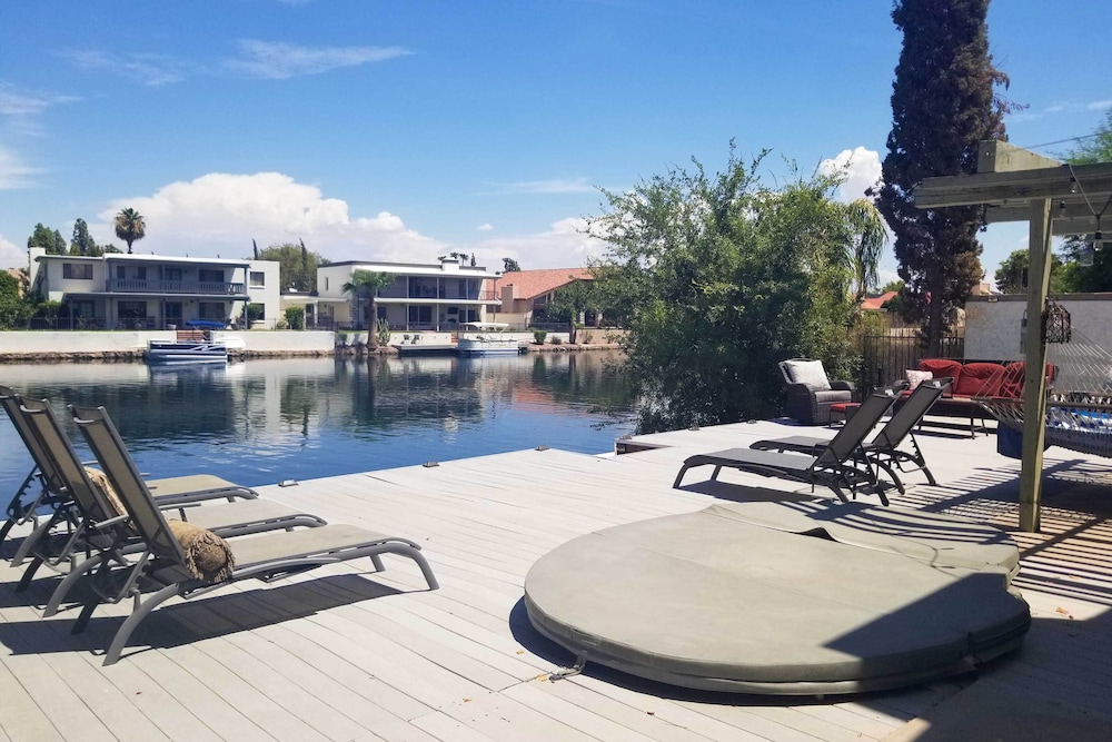 Lakefront Tempe House W/ Sun Deck, Hot Tub & Boats - Tempe, AZ