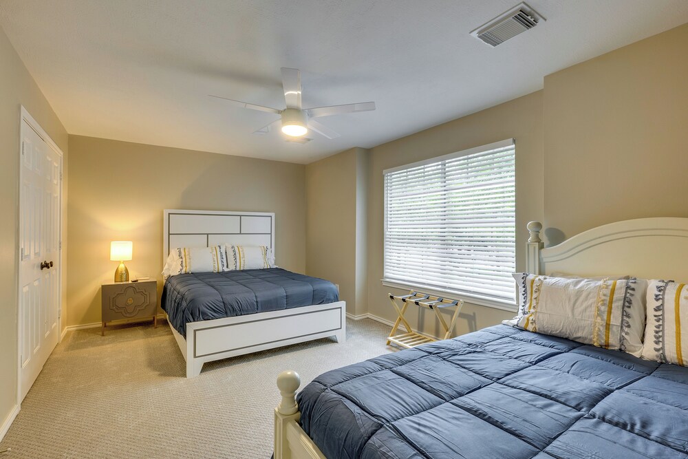 Modern Woodlands Townhome W/ Spacious Yard & Patio - Stagecoach, TX