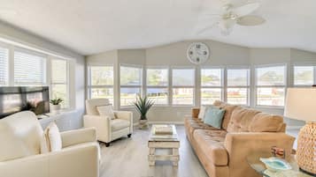 Casa (2 Bedrooms) | Sala de estar | Televisor, leitor de DVD, livros