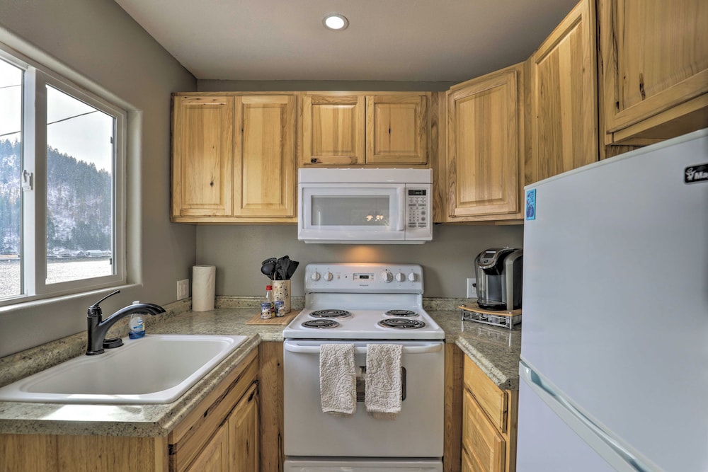 Lake Loon 'Hillside' Cottage W/ Private Deck! - Loon Lake, WA