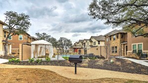 Um bairro residencial com casas, um gazebo e uma churrasqueira.