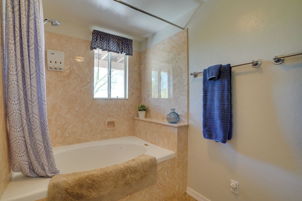 アップデイテッド ツーソン ホーム W/ パノラミック マウンテン ビューズ & プール ! - Tucson, AZ