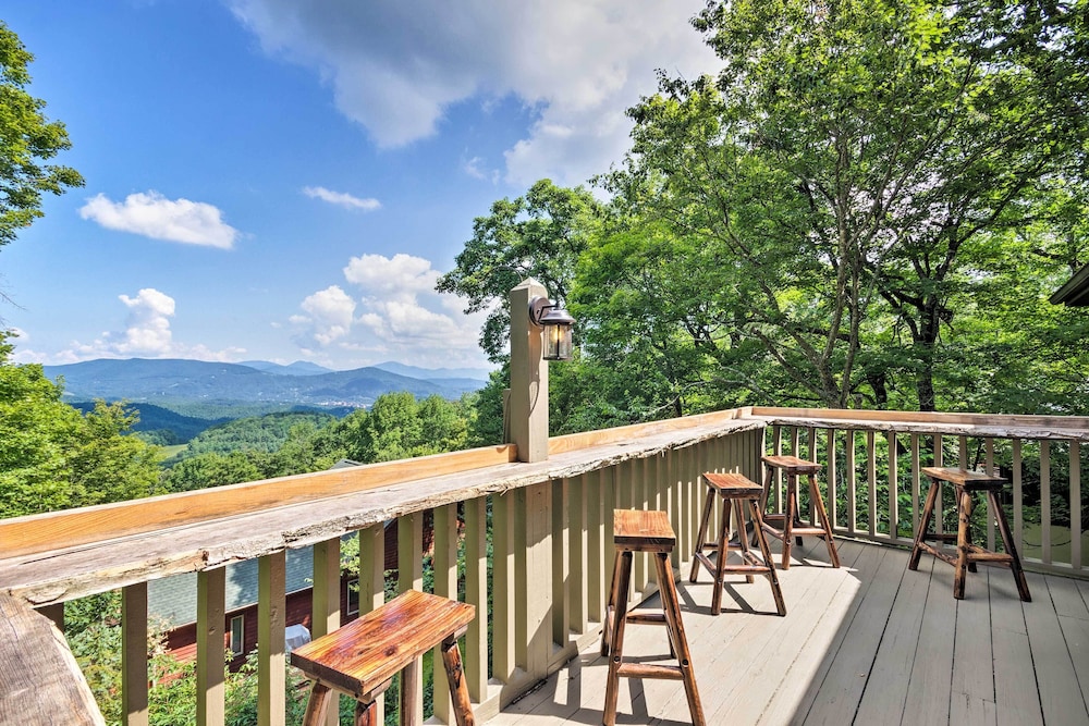 Cabin W/ Fireplace & Mountain Views: 5 Mi To Boone - Boone, NC