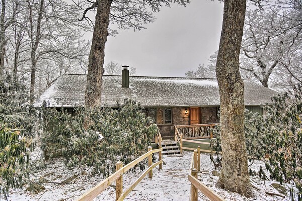 Cabin W/ Fireplace & Mountain Views: 5 Mi To Boone - Boone, NC