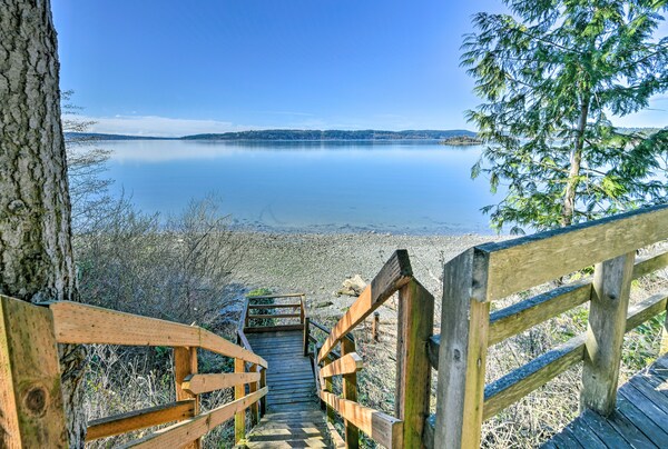 Cozy Beachouse: View & Deck, Steps From Skagit Bay - La Conner, WA