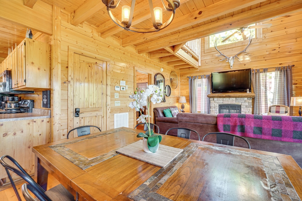 'Mountain Dreams' Cabin: Hot Tub, Sauna & Views! - Wears Valley, TN