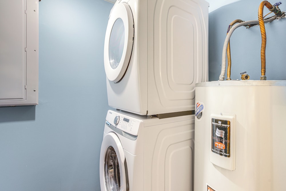 Cozy Family Cabin W/ Hot Tub ~ 4 Mi To Dollywood! - Pigeon Forge, TN