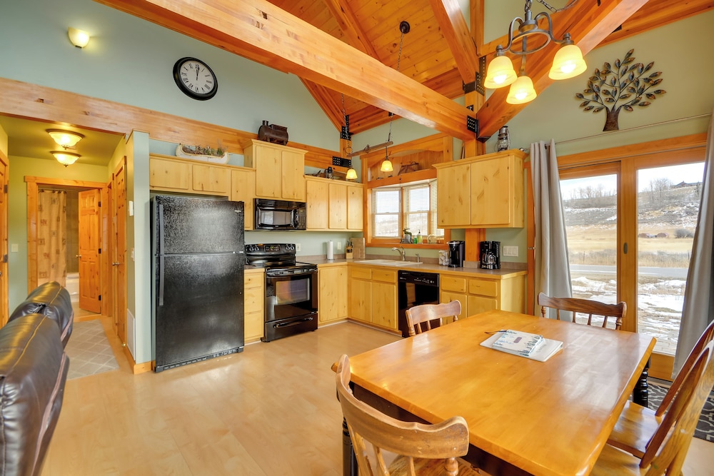 'Off The Beaten Path' Cabin W/ Mtn Views & Hot Tub - Montana