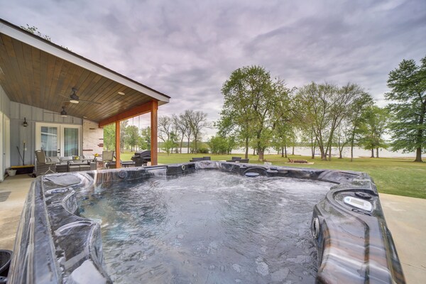 Hot Tub, Game Room & More! Lakefront Home In Afton - Grove