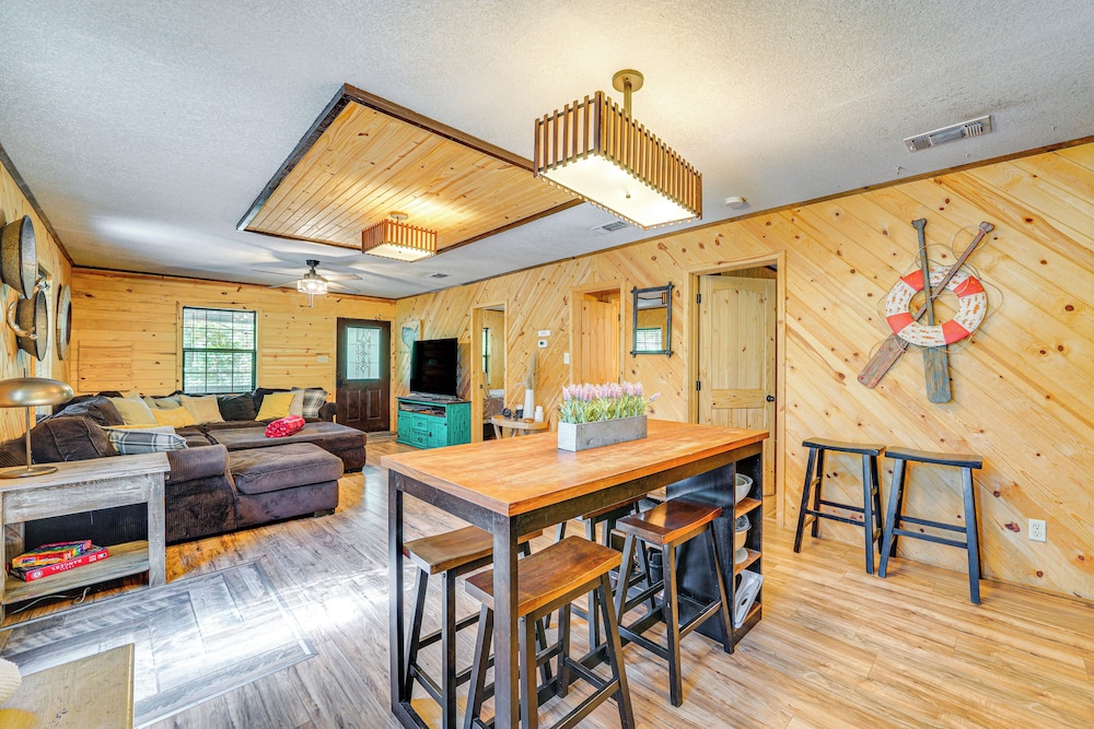 Broken Bow Cabin W/ Hot Tub + Game Room! - Broken Bow, OK