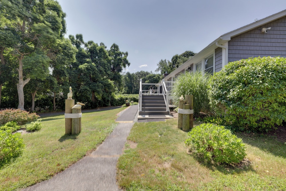 Coastal Getaway W/ Porch, 2 Mi To Niantic Beach! - Connecticut