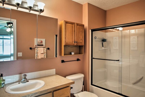 Cozy Getaway W/ Yard & Patio: 4 Mi To Hayden Lake! - Triple Play Family Fun Park, Hayden Lake