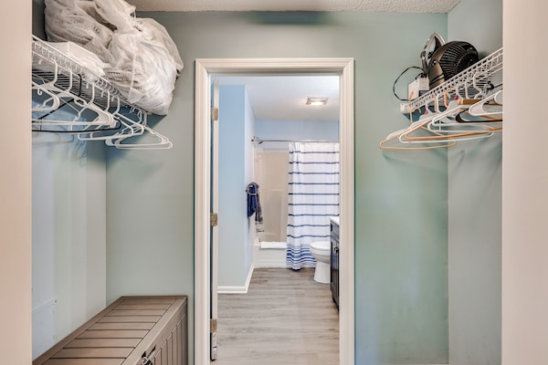 Southport Fall Getaway Condo W/ Deck + Pool - Bolivia, NC