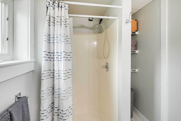 Chic & Central Apartment ~ 6 Mi To Sebec Lake! - Sebec lake, Sebec