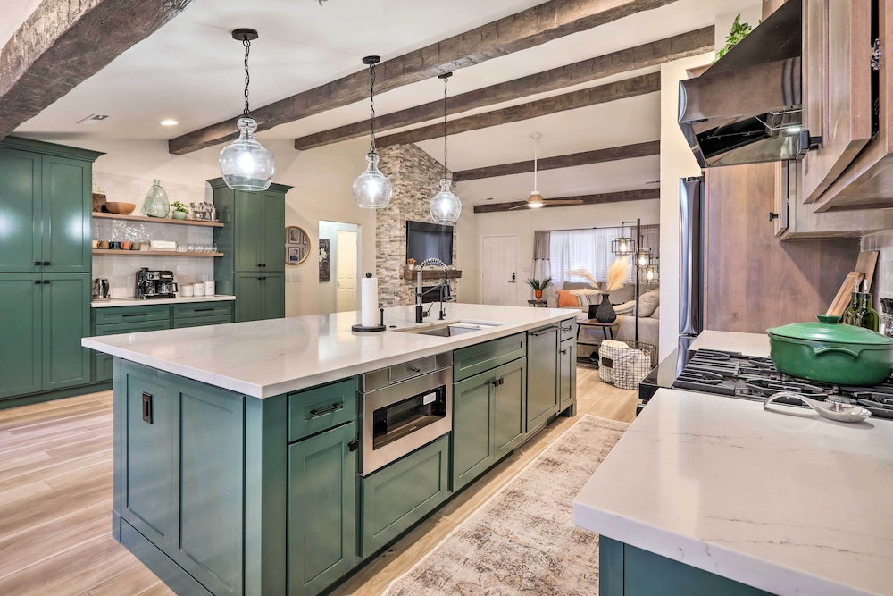 Stylish Flagstaff Hideaway W/ Hot Tub & Fire Pit! - Flagstaff, AZ