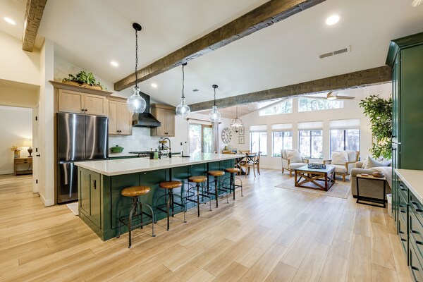 Stylish Flagstaff Hideaway W/ Hot Tub & Fire Pit! - Flagstaff, AZ