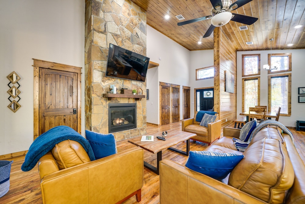 Broken Bow Family Cabin W/ Fireplace & Hot Tub! - Broken Bow, OK