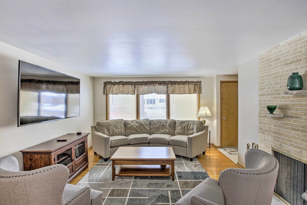 Green Bay Home: 3 Blocks To Lambeau Field! - Green Bay, WI