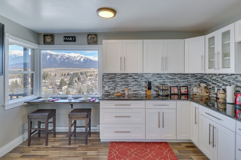 Eureka Getaway W/ Hot Tub & Mountain Views! - Eureka, MT