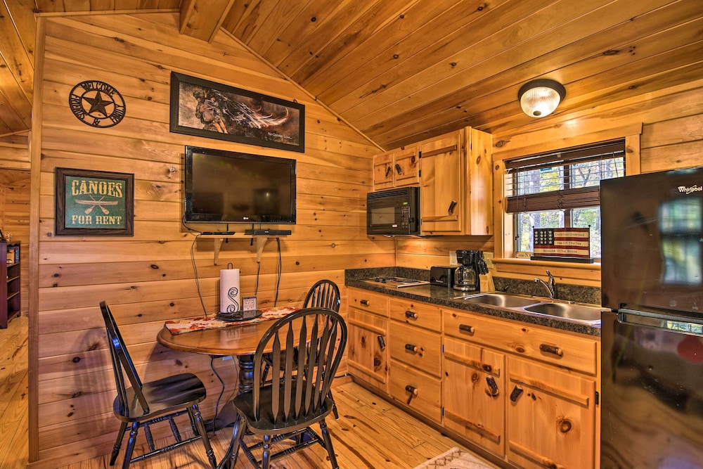 Rural Cabin Hideaway W/ Fire Pit & Mtn Views! - West Virginia