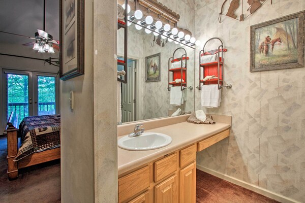 Eclectic Cabin W/ Hot Tub: 1 Mi To Ober Gatlinburg - Gatlinburg, TN