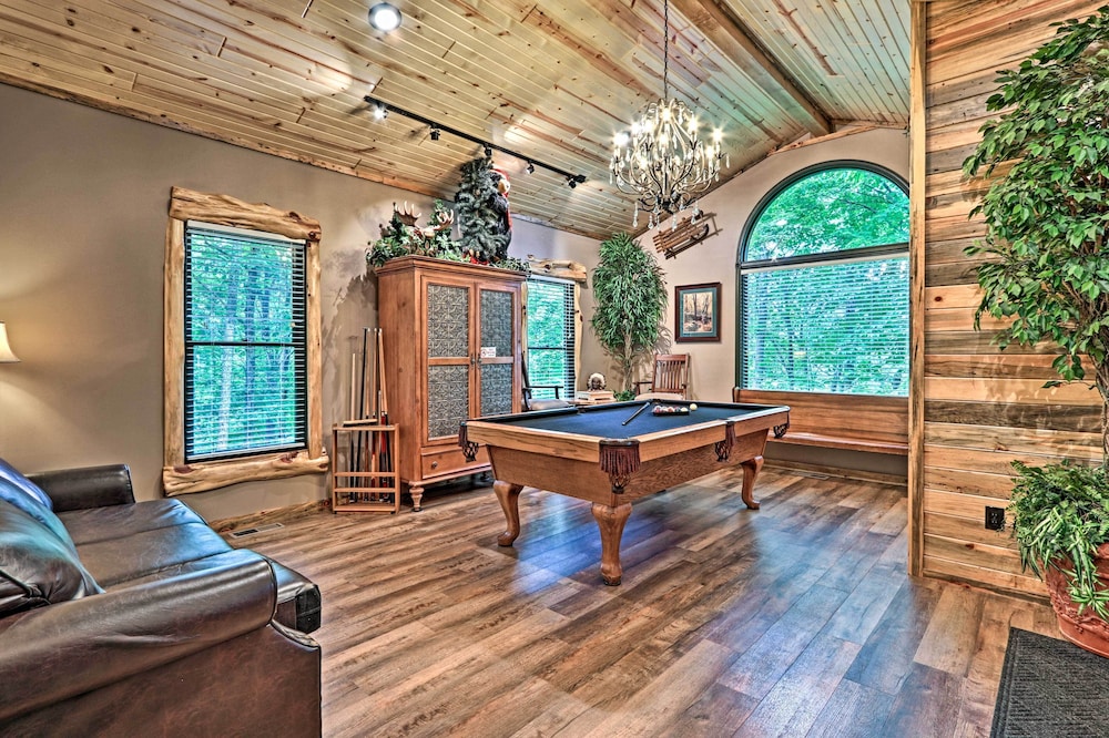 Eclectic Cabin W/ Hot Tub: 1 Mi To Ober Gatlinburg - Gatlinburg, TN