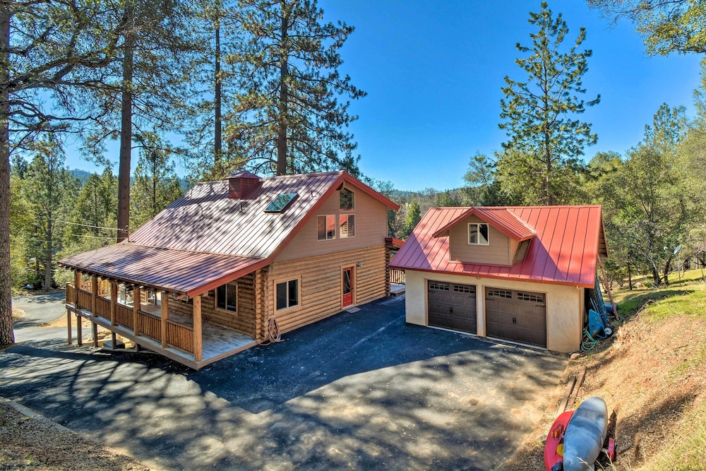 Updated Groveland Cabin W/ Wraparound Deck! - California