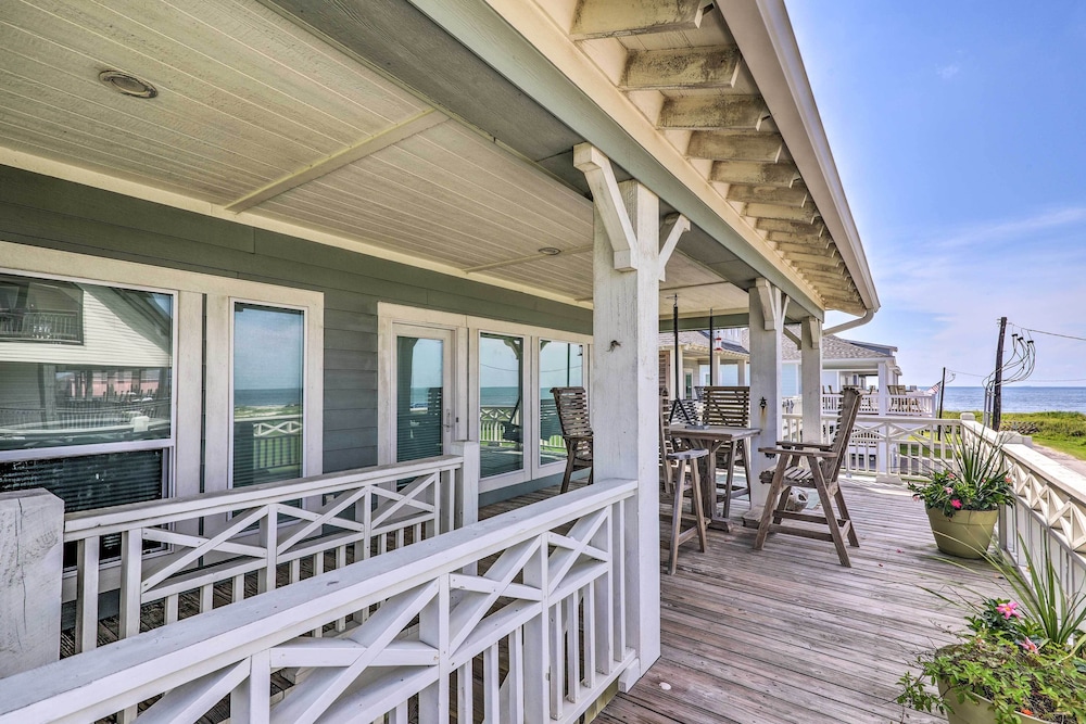 Walk To Ocean: Bright Crystal Beach House W/ Deck! - Crystal Beach, TX