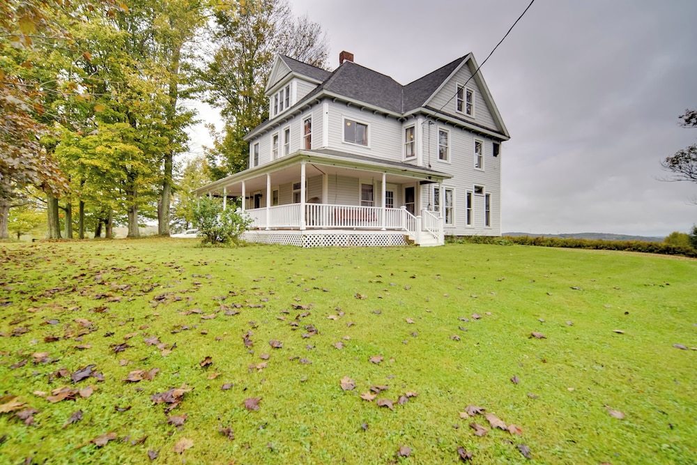 Historic Victorian Farmhouse W/ Porch & Views! - Chautauqua Lake, NY