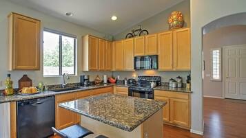 Casa (3 Bedrooms) | Cozinha privada | Um micro-ondas, um forno, uma placa de cozinha