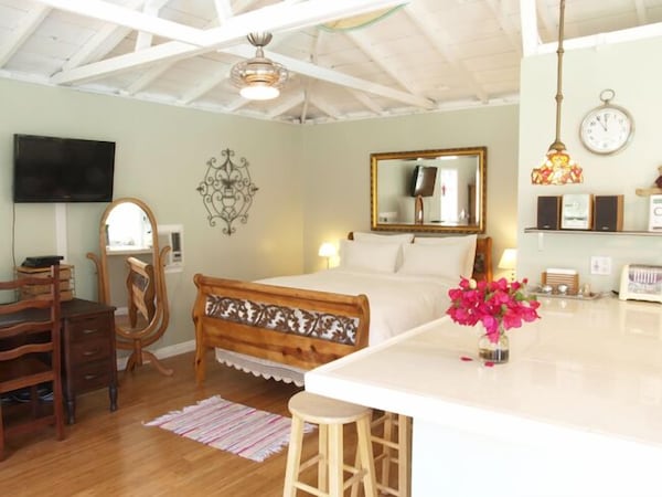 Charming Culver City Cottage W/ Shared Pool+garden - Santa Monica, CA